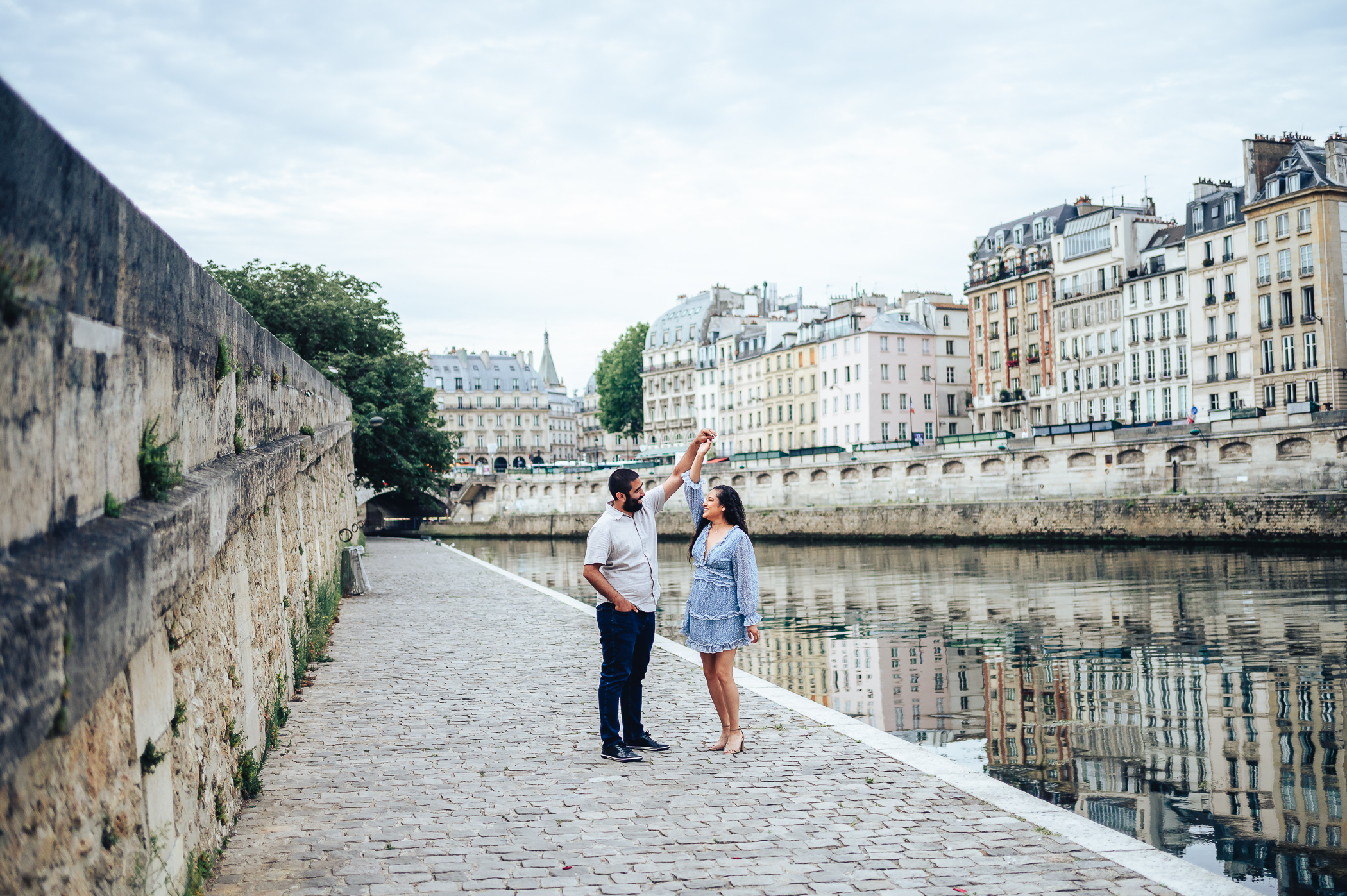 Engagement couple photographer in Paris. Proposal, lovestory photo