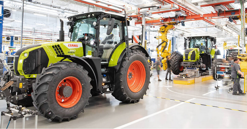 CLAAS TRACTOR (Velizy-Villacoublay, Île-de-France)