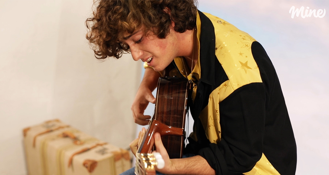 Guitarricadelafuente canta 'Desde las alturas' (acústico en Mine)