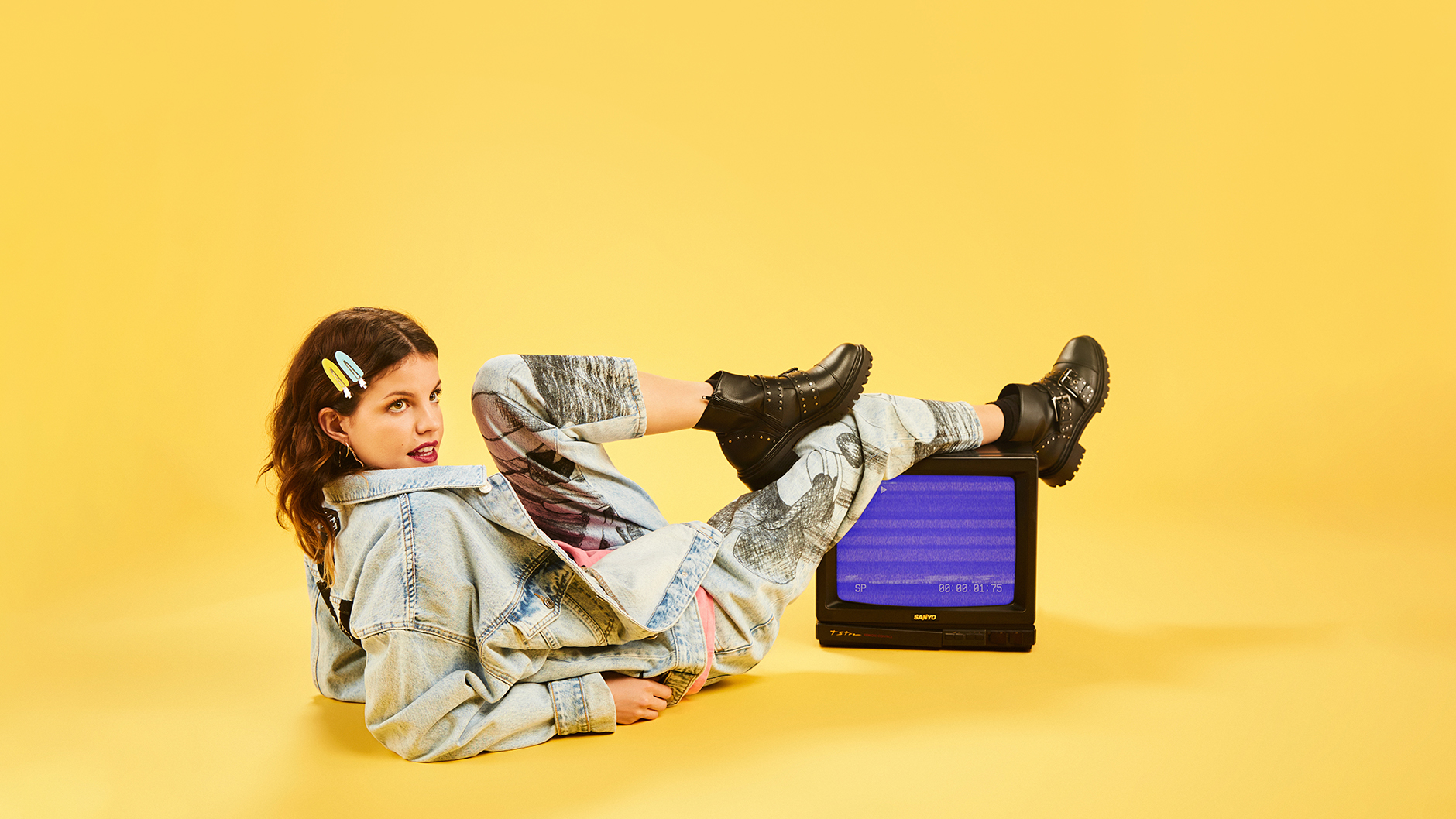 Carlotta Cosials se mete en el mood de los 90 y le queda así de bien