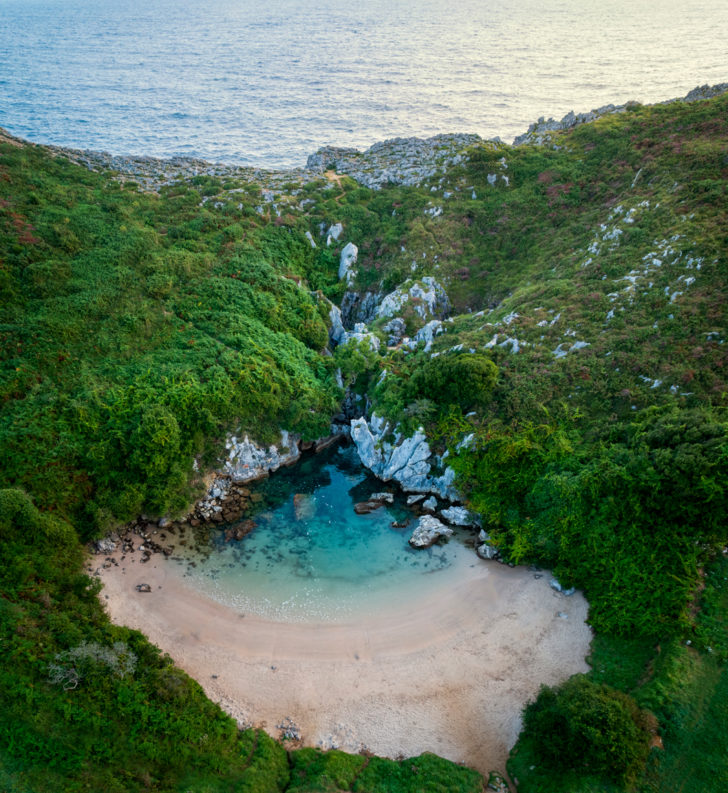 La playa más pequeña del mundo que inspiró la película 'Tiempo' está en ...